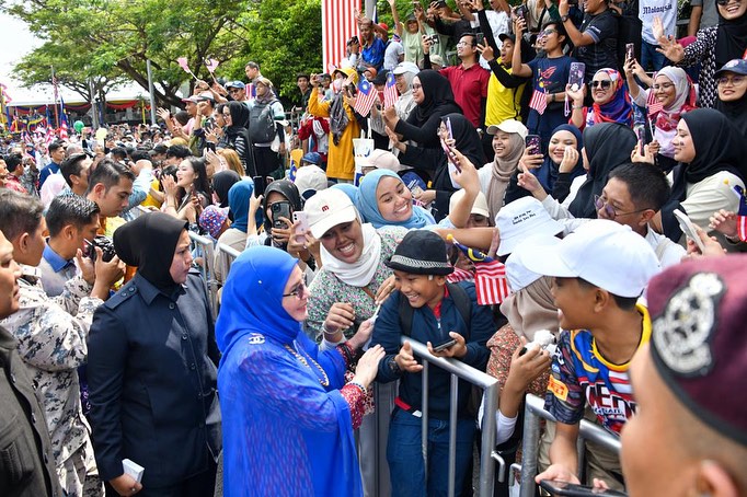 MERDEKA66: Agong, Permaisuri Mesra Rakyat Malaysia, Berpanas Demi ...